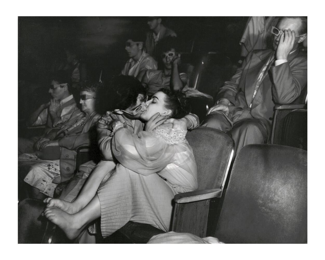 1000Museums [Lovers at the Palace Theatre] par Weegee - Estampe ...